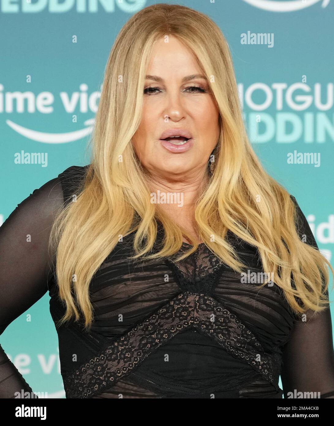 Jennifer Coolidge arrive au PREMIER MARIAGE DU fusil de chasse de Prime ...