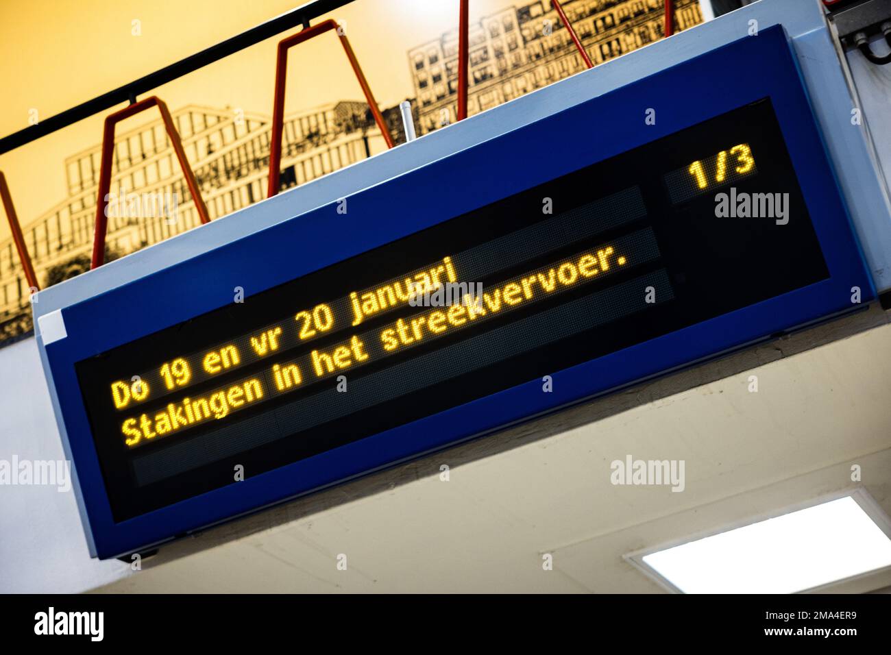 VENLO - un panneau d'information à la gare de Venlo. Des milliers de ...