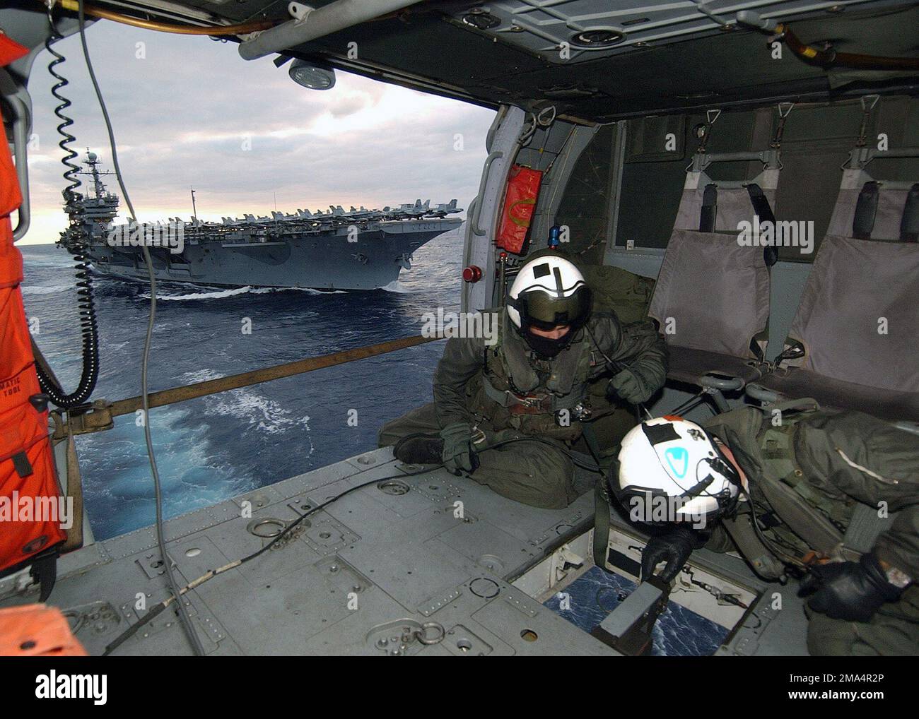 041206-N-4374S-005. [Complet] Légende de la scène: US Navy (USN ...