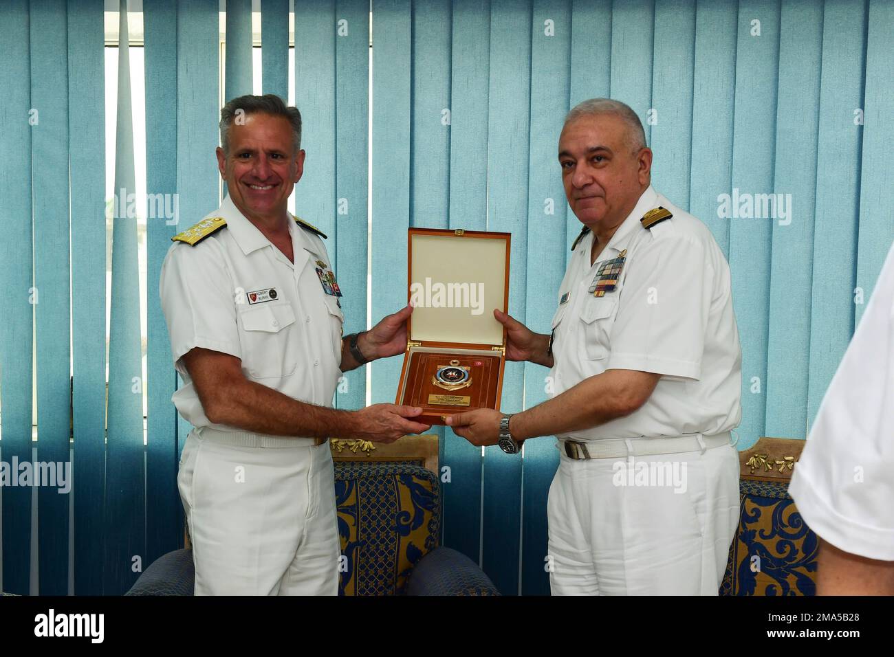 TUNIS, Tunisie (24 mai 2022) M. Robert P. Burke, commandant, États-Unis ...