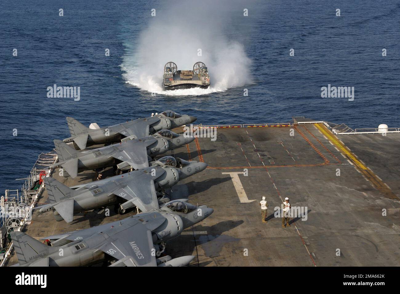 Amphibious assault ship uss tarawa lha 1 Banque de photographies et d’images à haute résolution ...