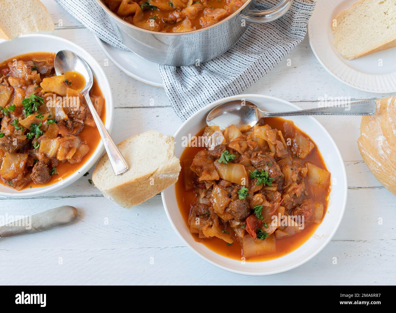 Ragoût sain avec de la viande de boeuf, du chou blanc et des légumes ...