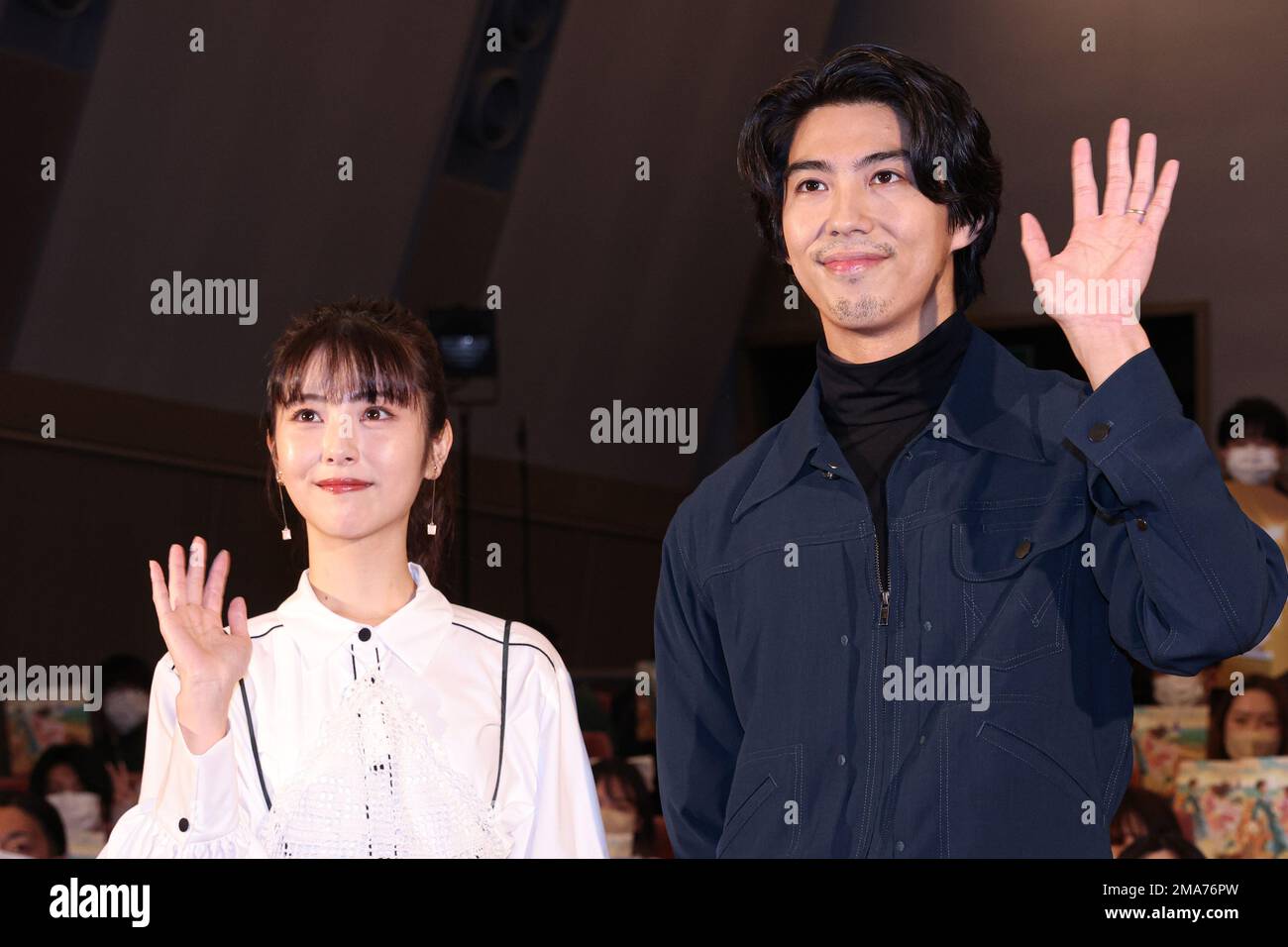 Kento Kaku et Minami Hamabe ont fait une apparition surprise lors de la sortie du film d ...