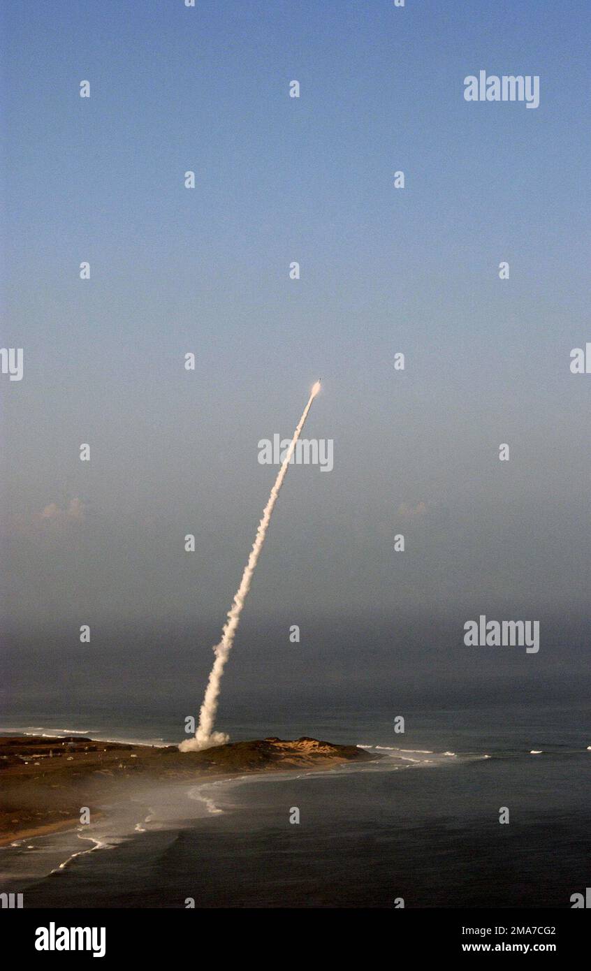 051117-O-0000X-002. [Complete] Scene Caption : un missile cible de ...
