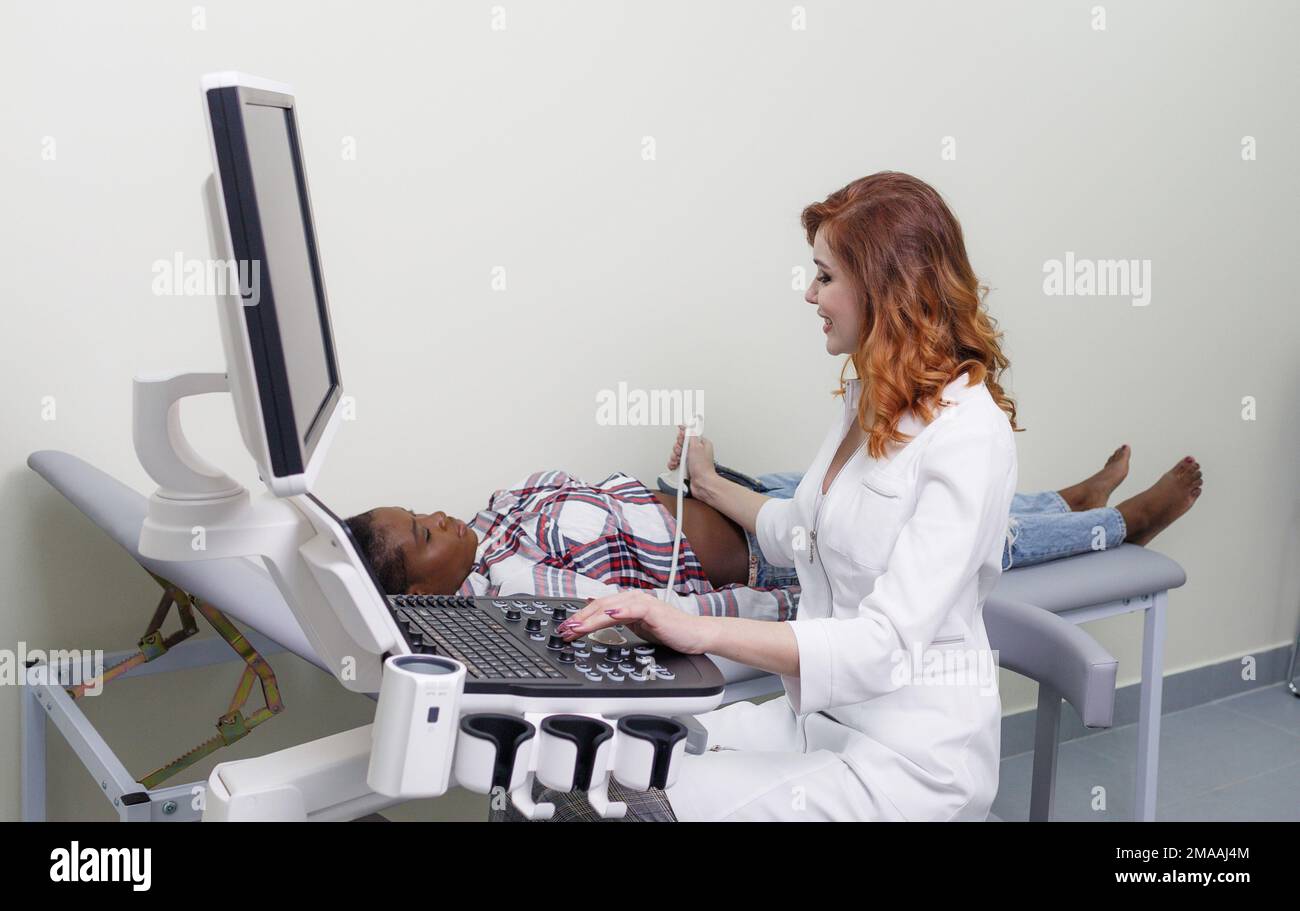 Procédure Déchographie La Jeune Fille Médecin Effectue Un Examen échographique De La Cavité