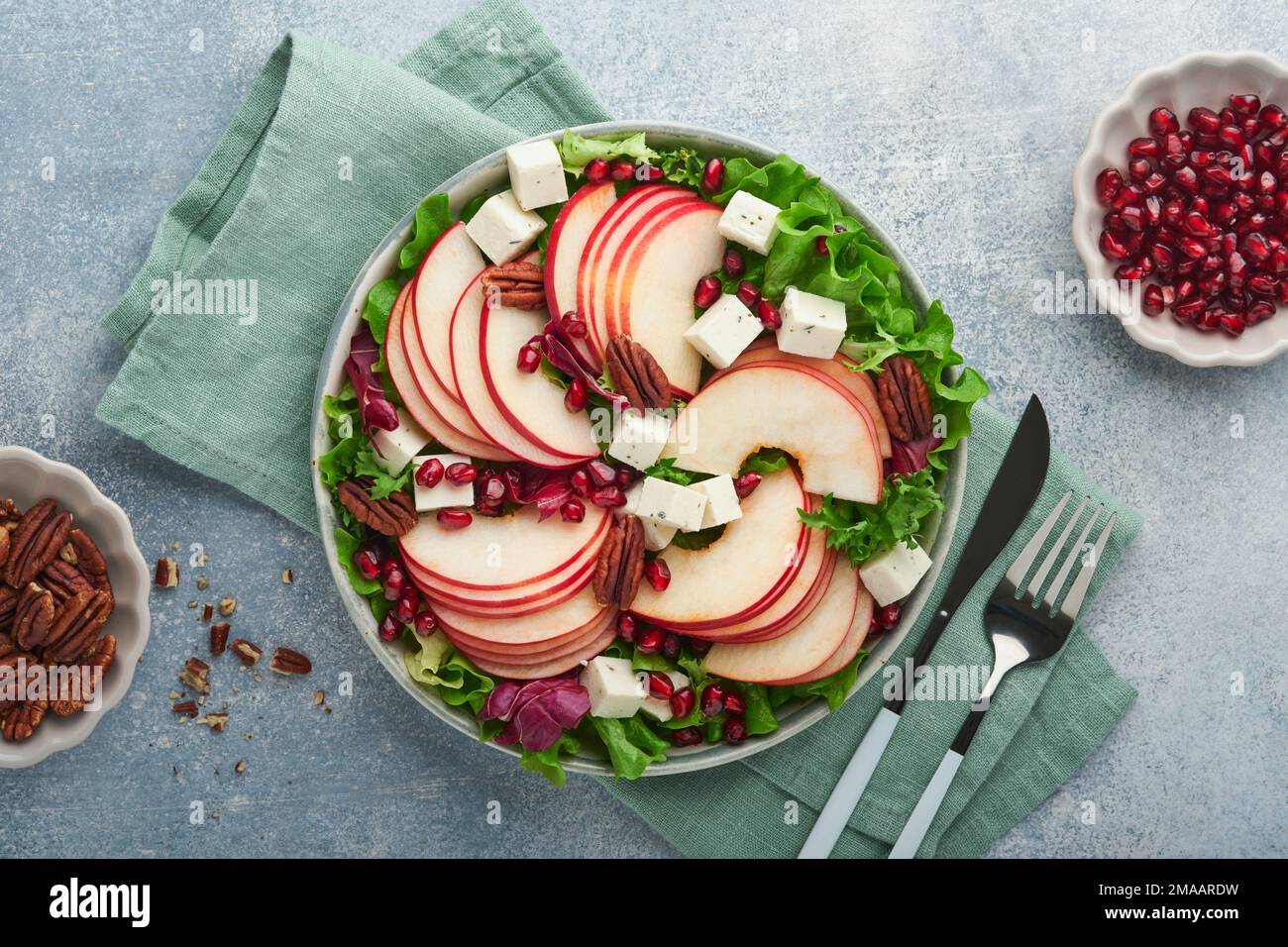 Salade. Salade verte de fruits frais avec feta, pomme, grenade, pacane ...