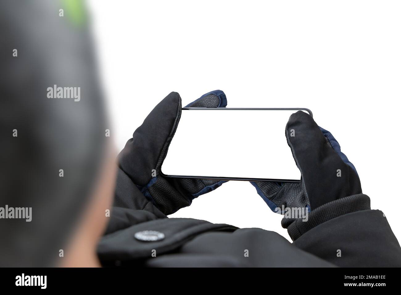 Homme tenant un téléphone portable en position horizontale. Affichage ...
