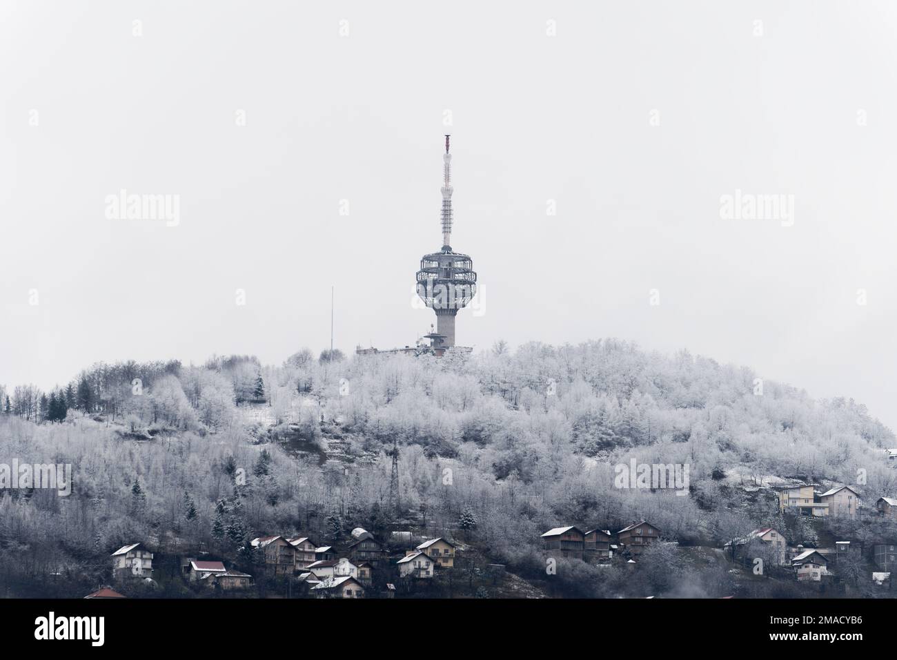 Vue d'hiver de la Tour de télévision de Sarajevo détruite. La tour Hum ...