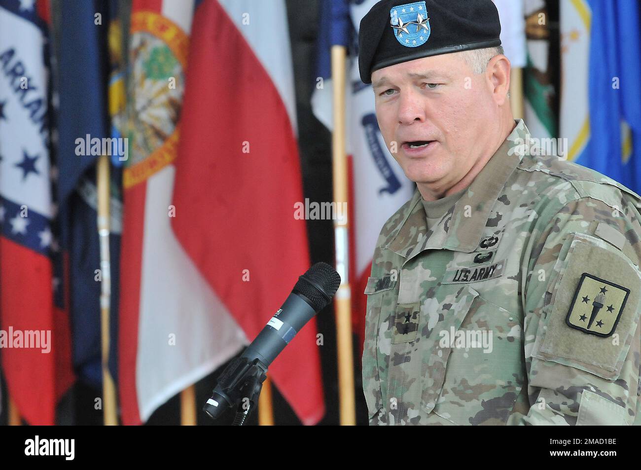 Le général de division Mark T. Simerly, le commandant général de la ...