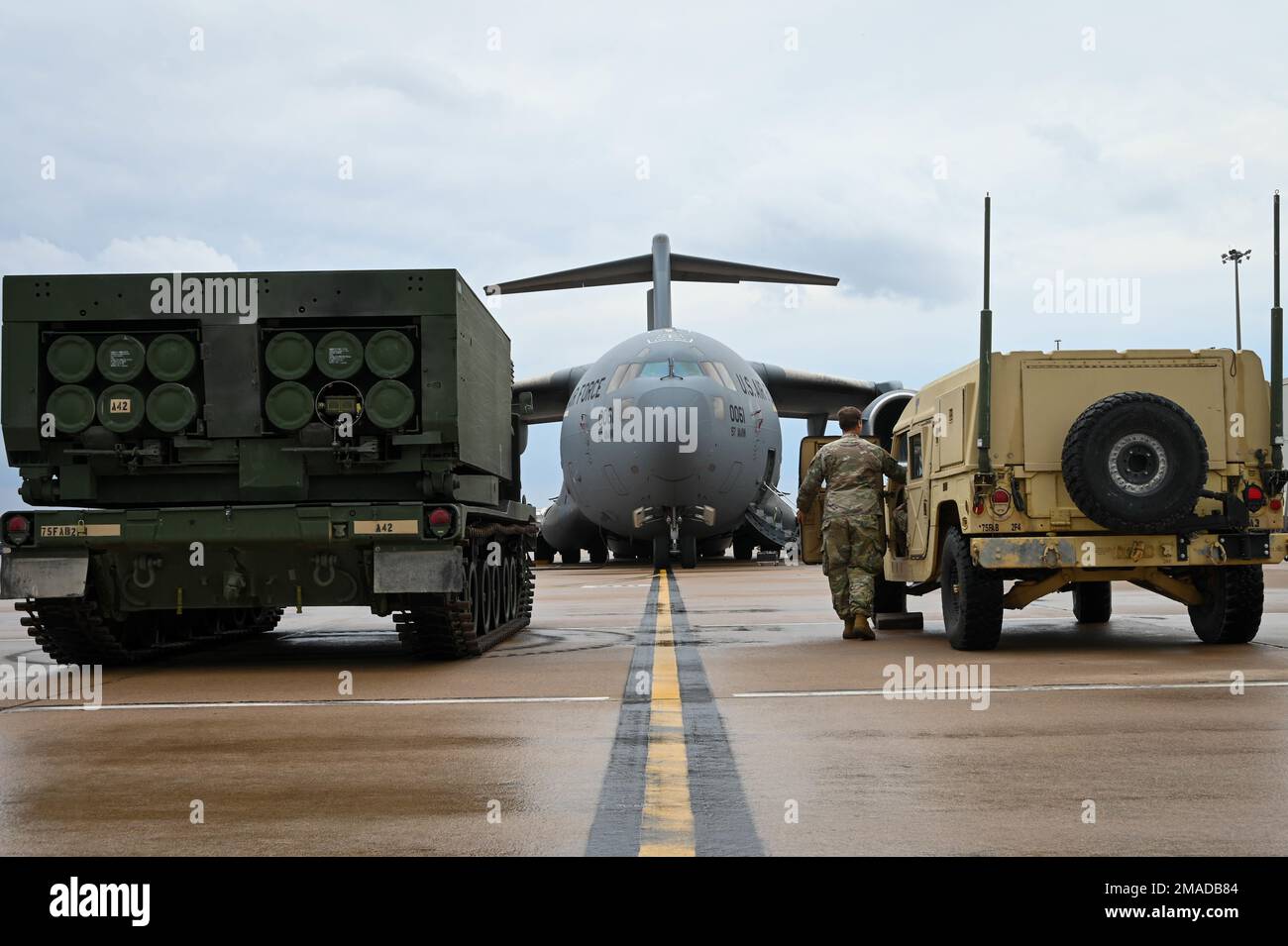 Un système de lancement multiple M270 (MLRS) et un parc à humvee à l ...