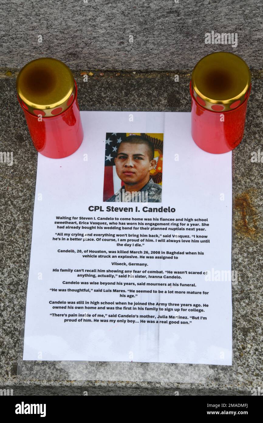 Un caporal Steven I. Candelo remembrance Story se trouve au mur ...