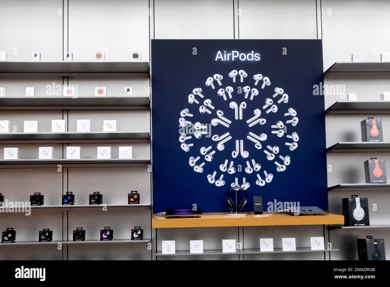 Airpod posters Banque de photographies et d’images à haute résolution ...