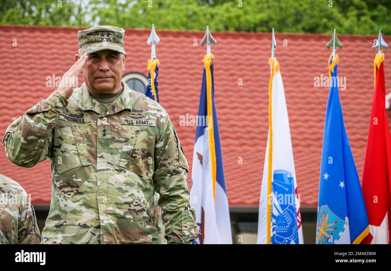 Le général de division Ben Corell, adjudant général de la Garde nationale de l'Iowa, salue le ...
