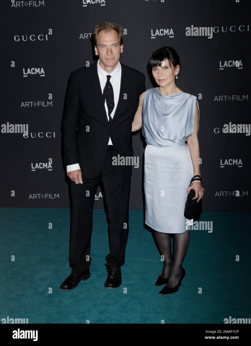 L'acteur Julian Sands (L) et sa femme Evgenia Citkowitz arrivent au ...