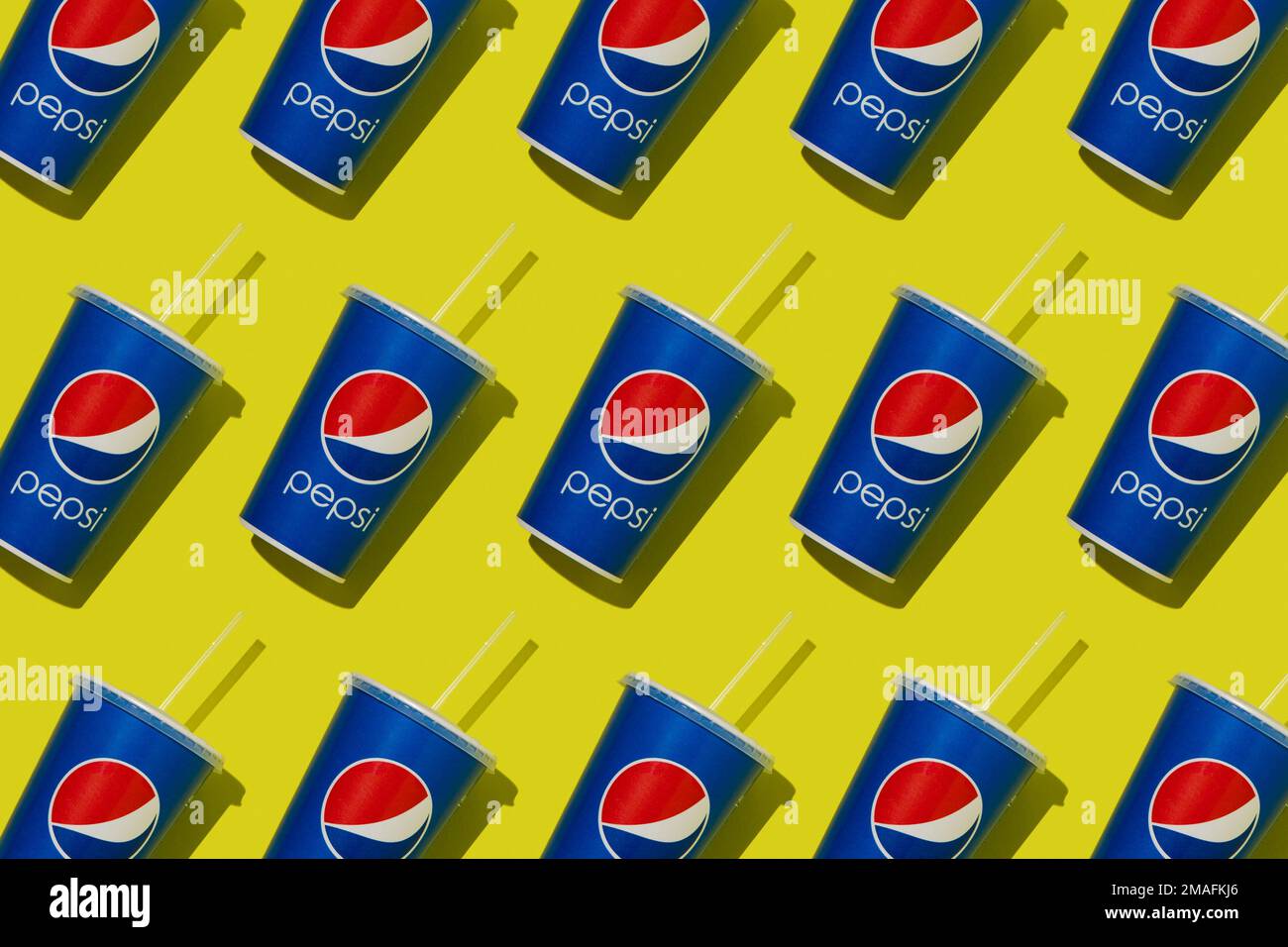 Verre en papier bleu avec Pepsi. Boisson gazeuse à emporter dans un ...