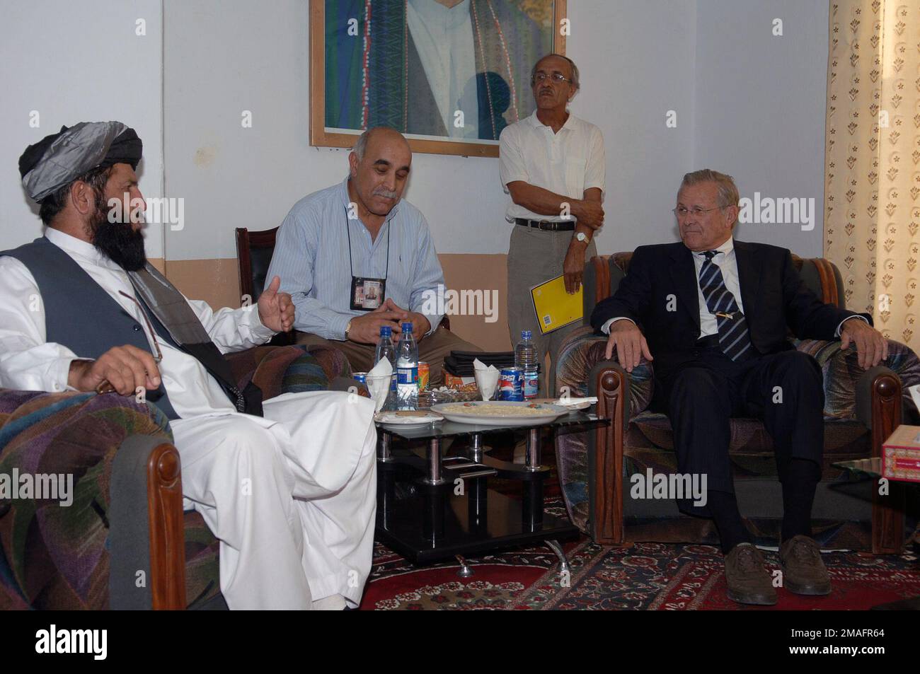 Rumsfeld visite la province de qalat Banque de photographies et d ...