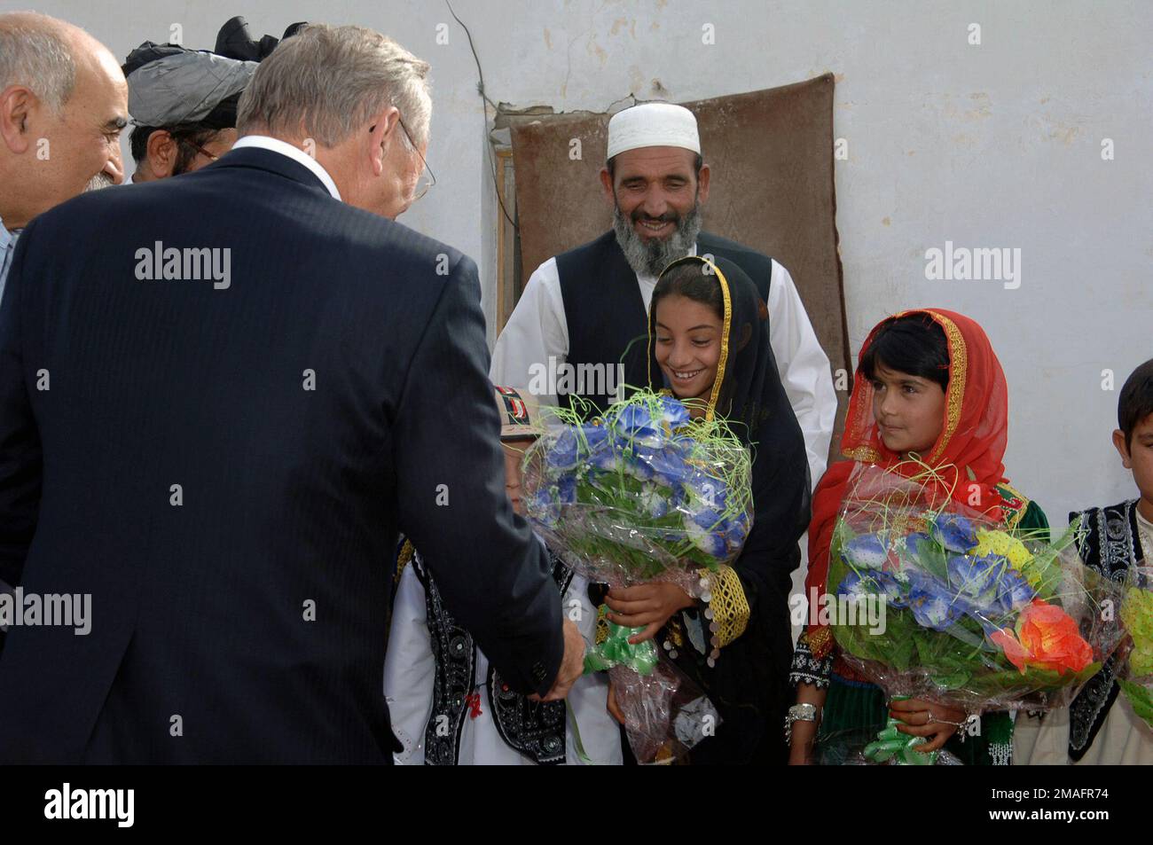 Rumsfeld visite la province de qalat Banque de photographies et d ...