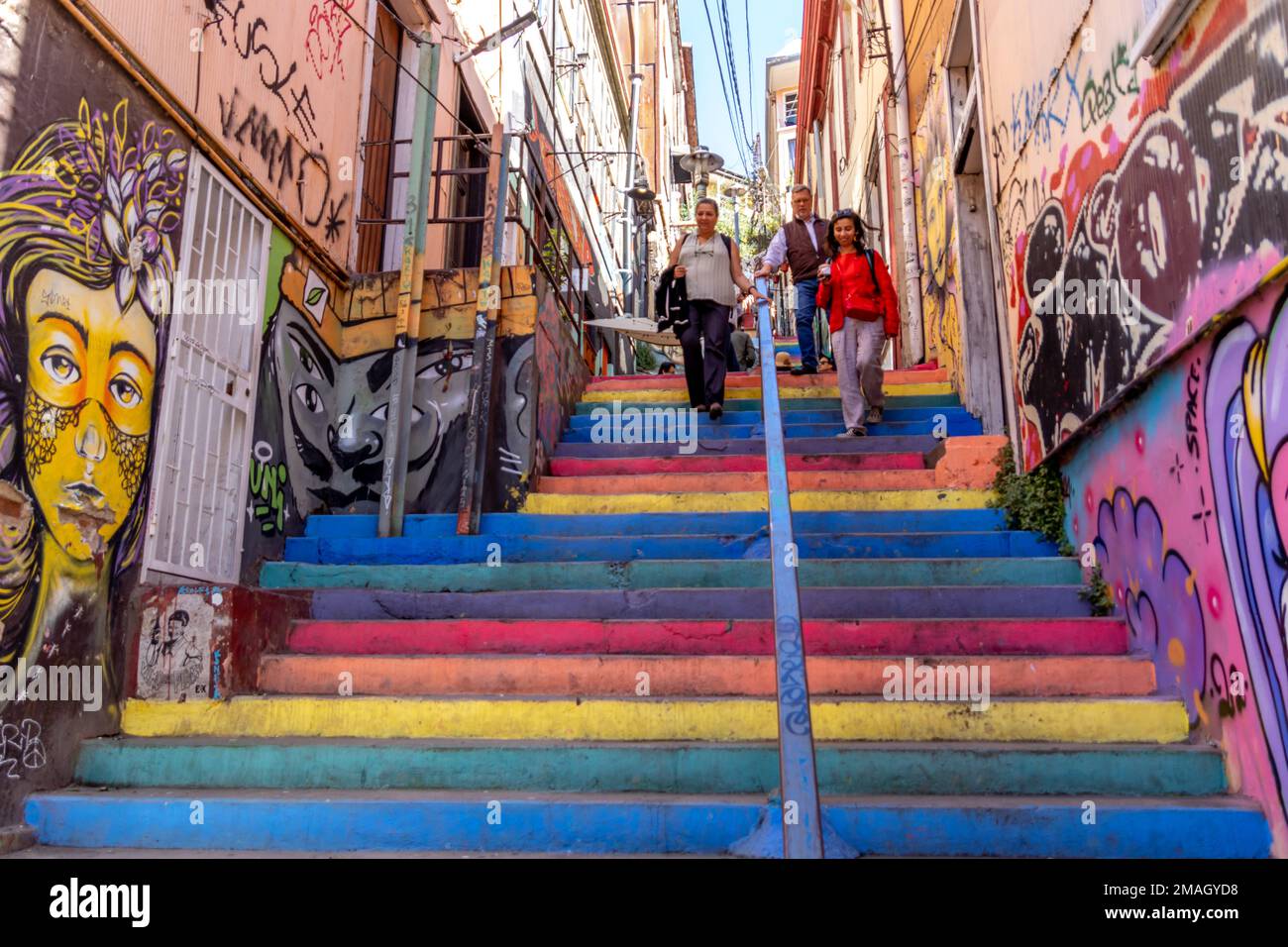 Valparaiso, Chili - 5 décembre 2022 : escaliers en arc-en-ciel et ...