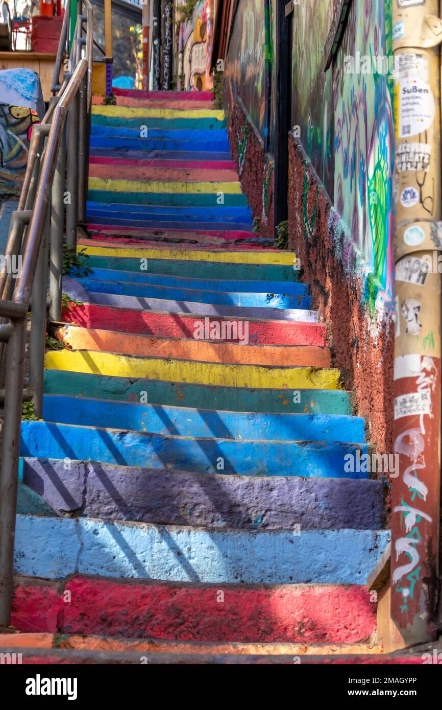 Valparaiso, Chili - 5 décembre 2022 : escaliers en arc-en-ciel et ...