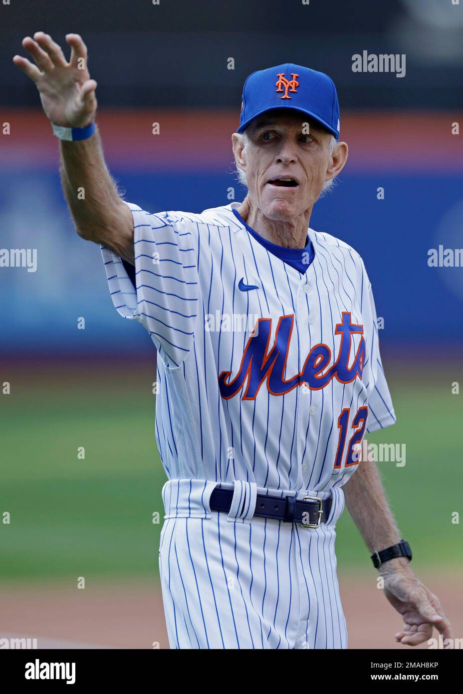Former New York Mets' John Stearns waves during Old-Timers' Day ...