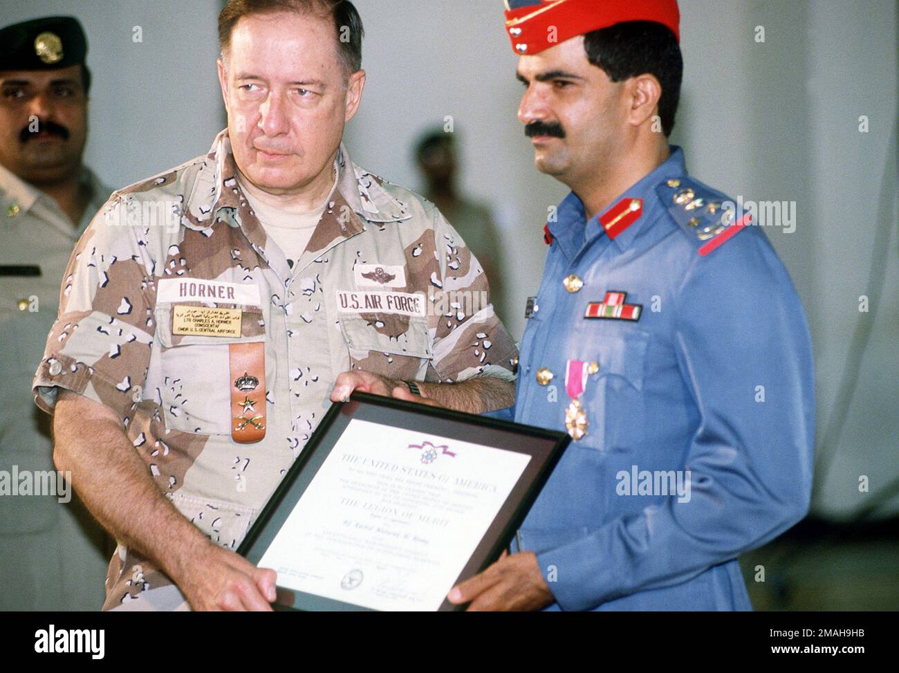 LT. GÉN. Charles A. Horner, commandant général, États-Unis Force ...