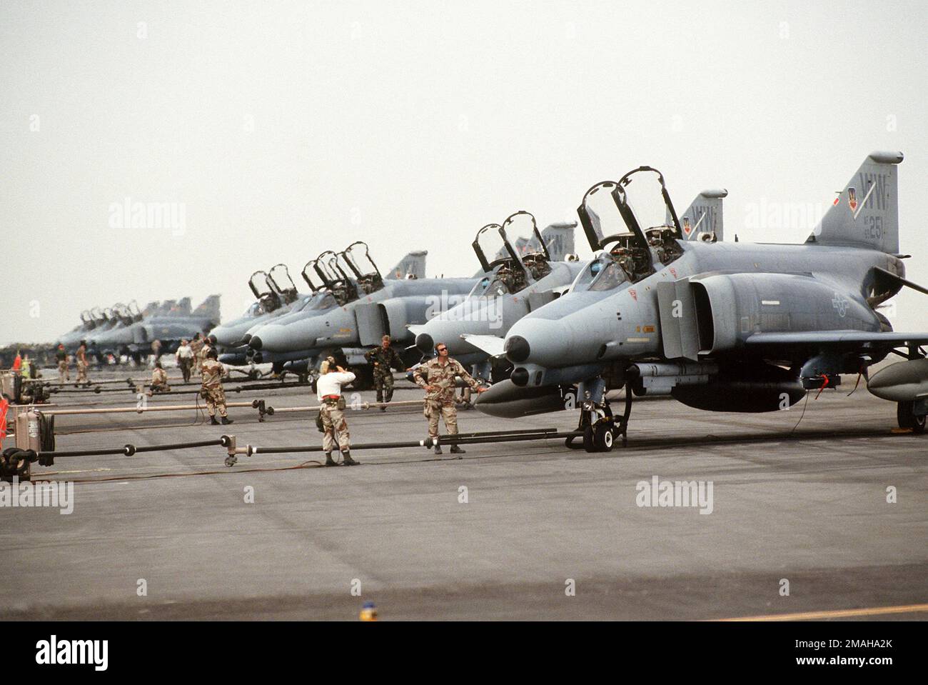 Les membres de l'équipage au sol préparent un F-4G Phantom II Wild Weasel pour une mission ...