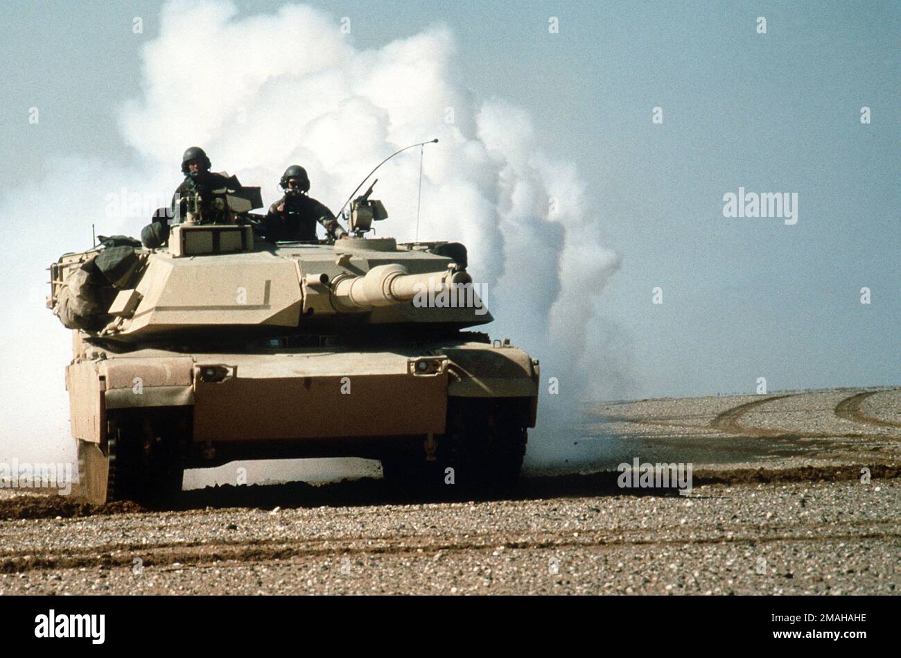 Un char de combat principal M-1A1 Abrams pose un écran de fumée pendant ...