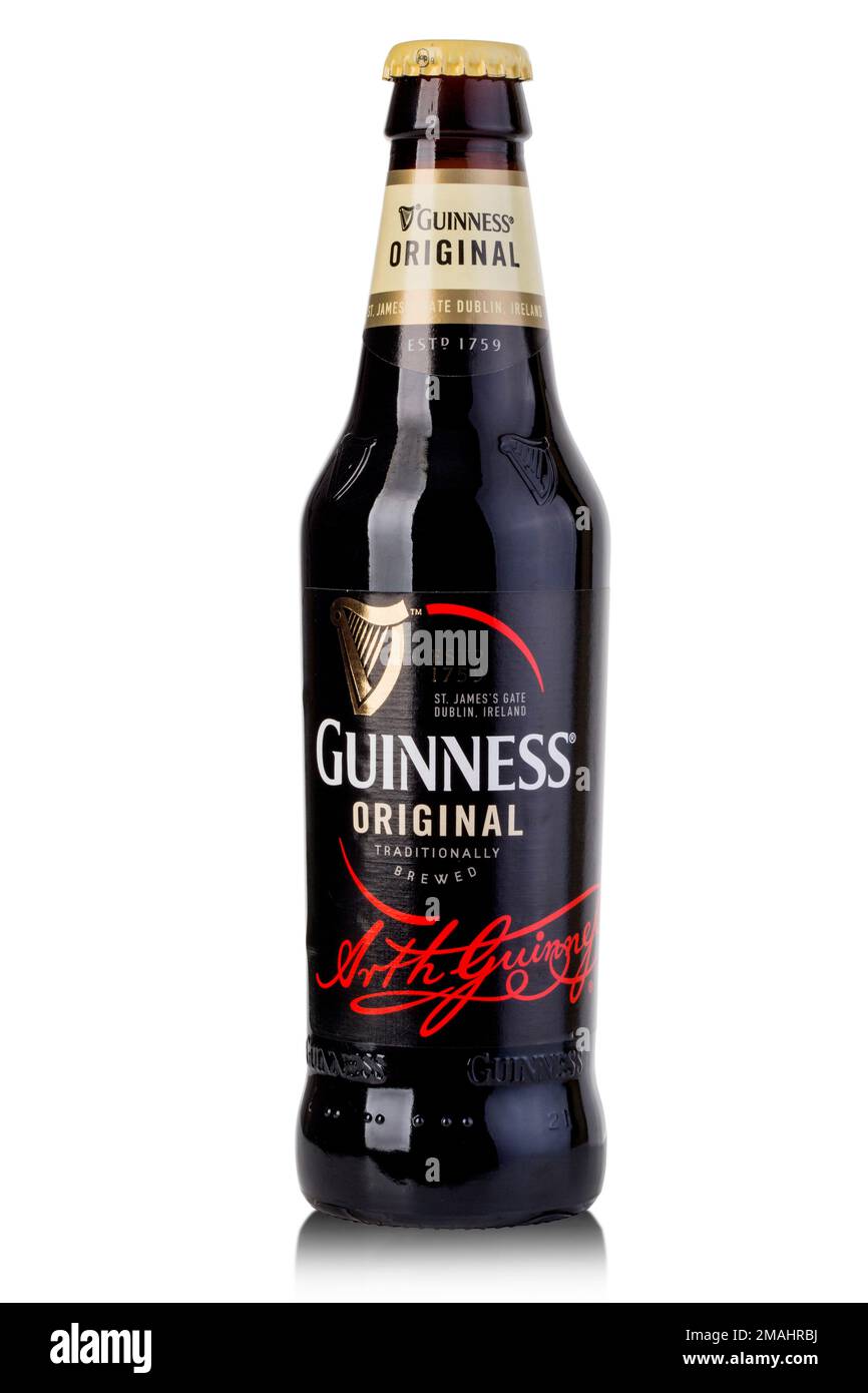 Guinness on table Banque d'images détourées - Alamy