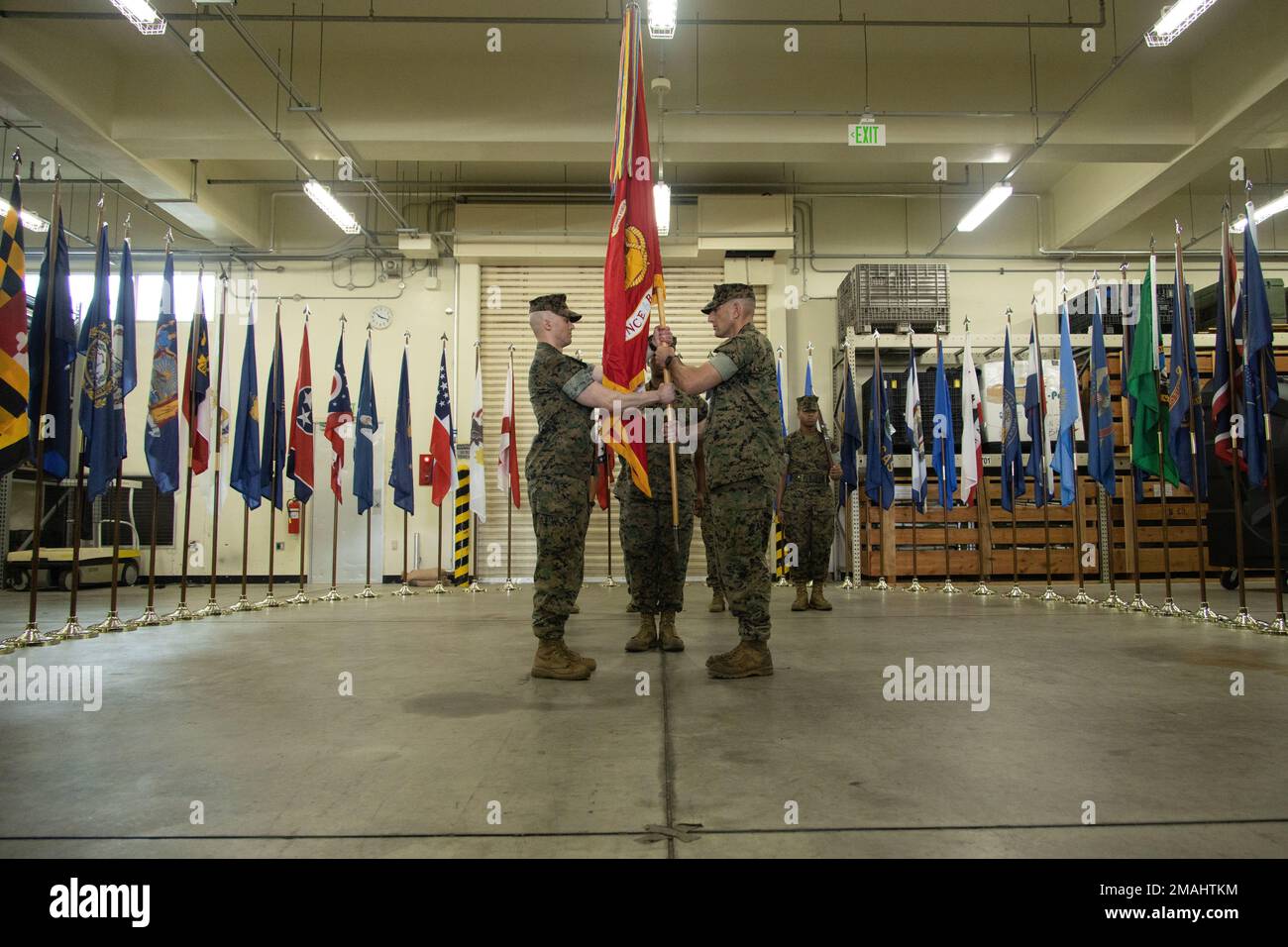 ÉTATS-UNIS Le lieutenant-colonel Brian T. Spillane (à gauche) reçoit ...