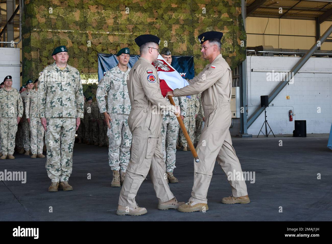 Bleu marine polonais Cmdr. Sebastian Rak (à droite), commandant sortant ...