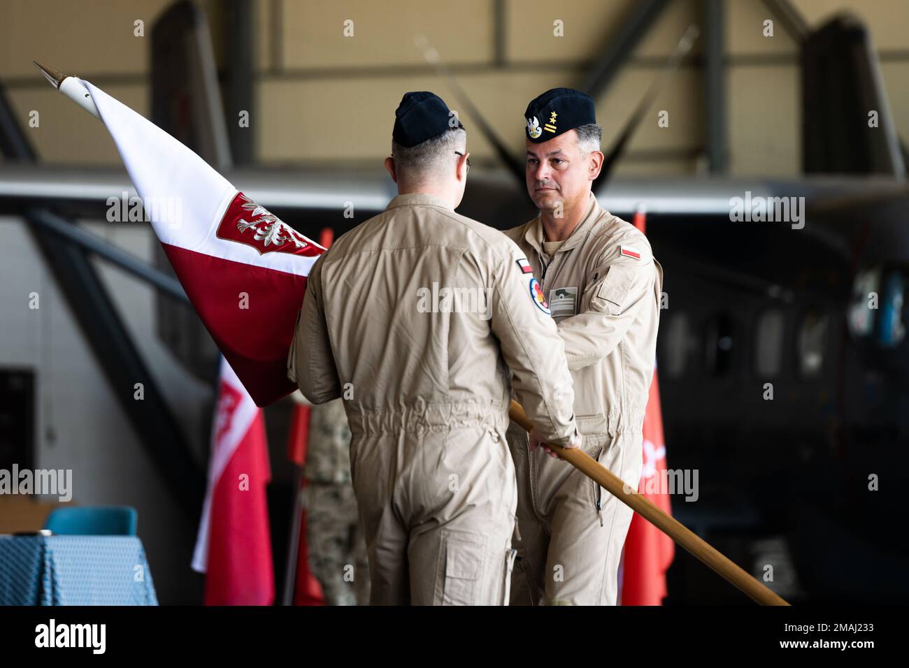 Bleu marine polonais Cmdr. Sebastian Rak (à droite), commandant sortant ...