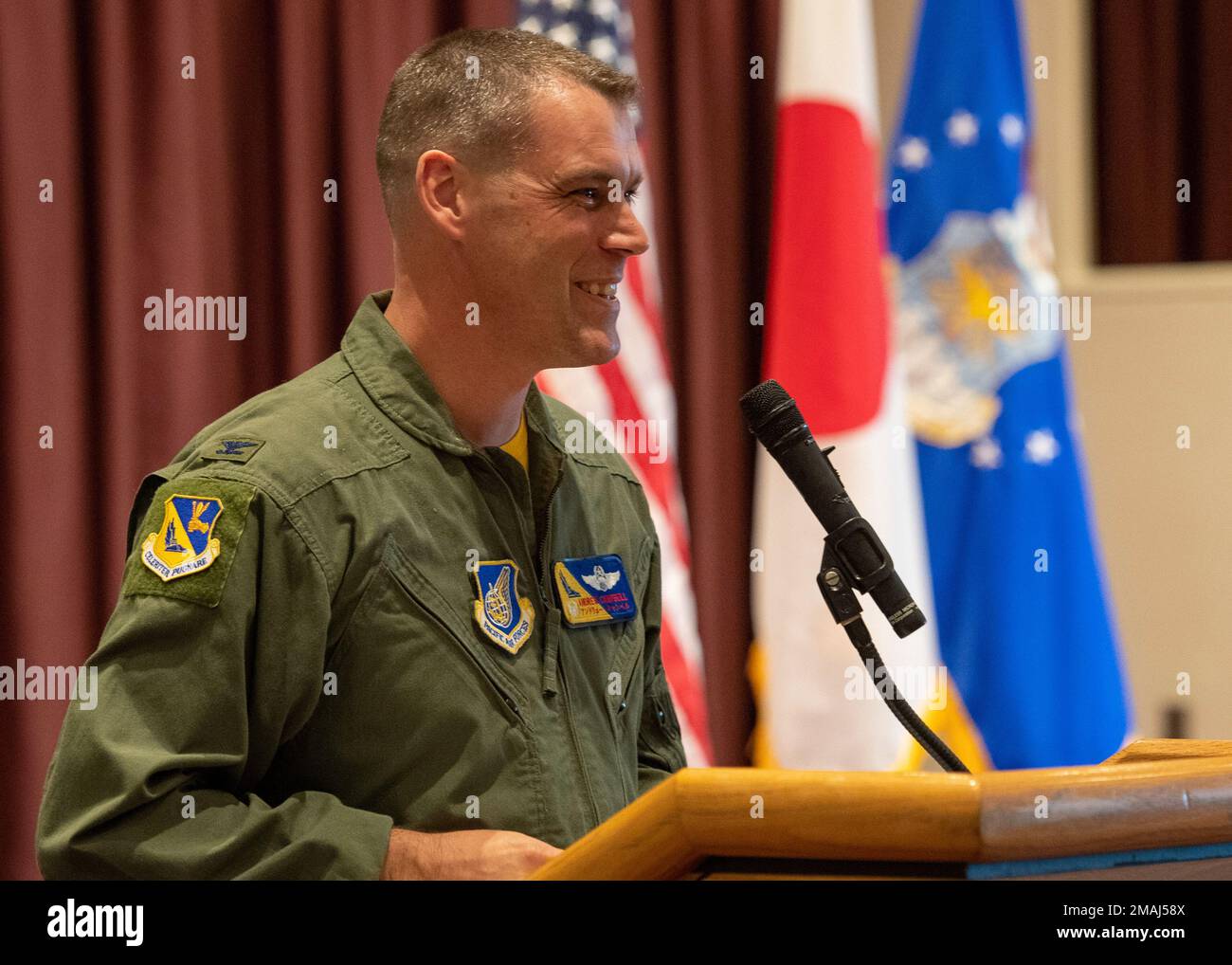 Le colonel Andrew Campbell, commandant de l'escadre du 374th Airlift ...
