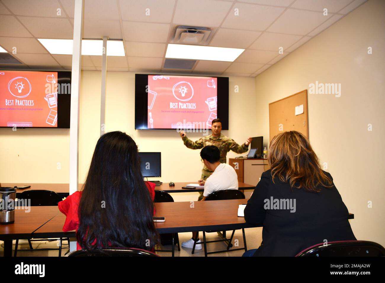 Tech. USAF Le Sgt Joseph Pagan, instructeur de l’École d’information de ...