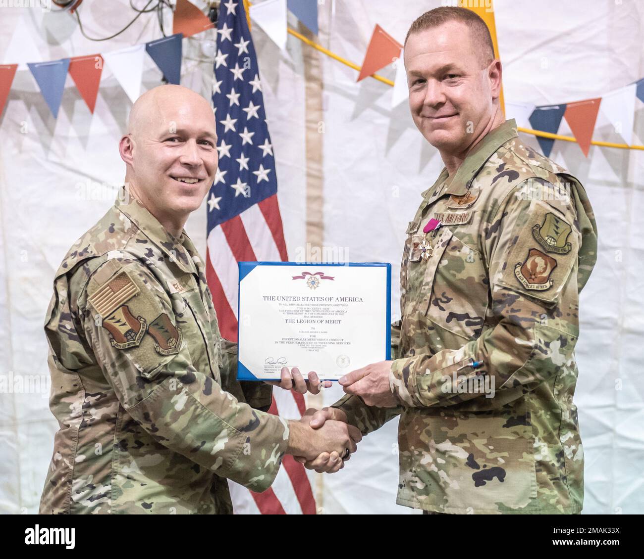 ÉTATS-UNIS Le colonel de la Force aérienne, Calvin Powell, à gauche, le ...