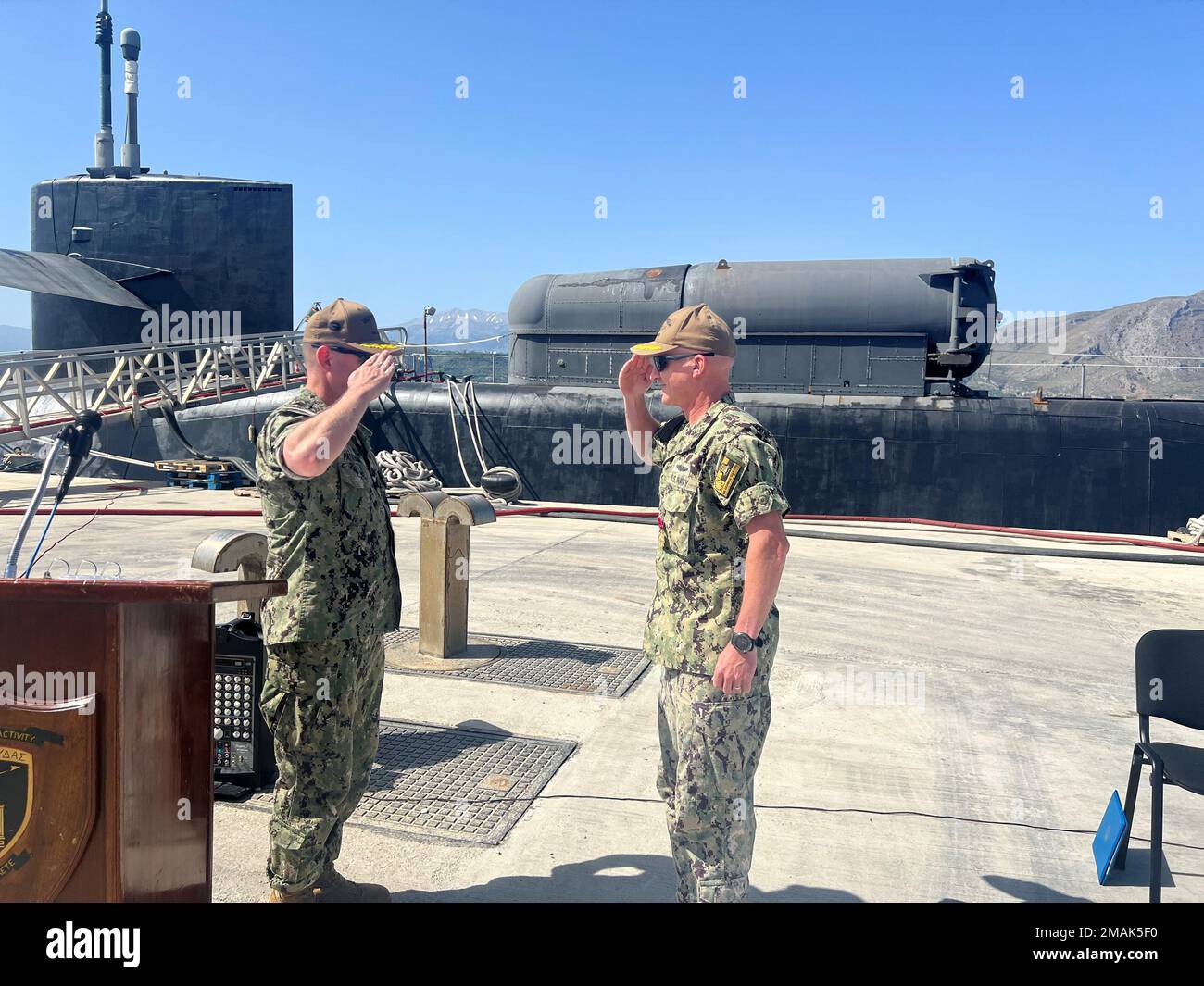 BAIE DE SOUDA, Grèce. (28 mai 2022) le capitaine Geoffry Patterson (à ...