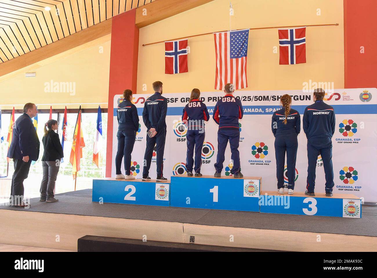 Les sergents Sagen Maddalena et Ivan Roe (au centre), qui sont tous ...