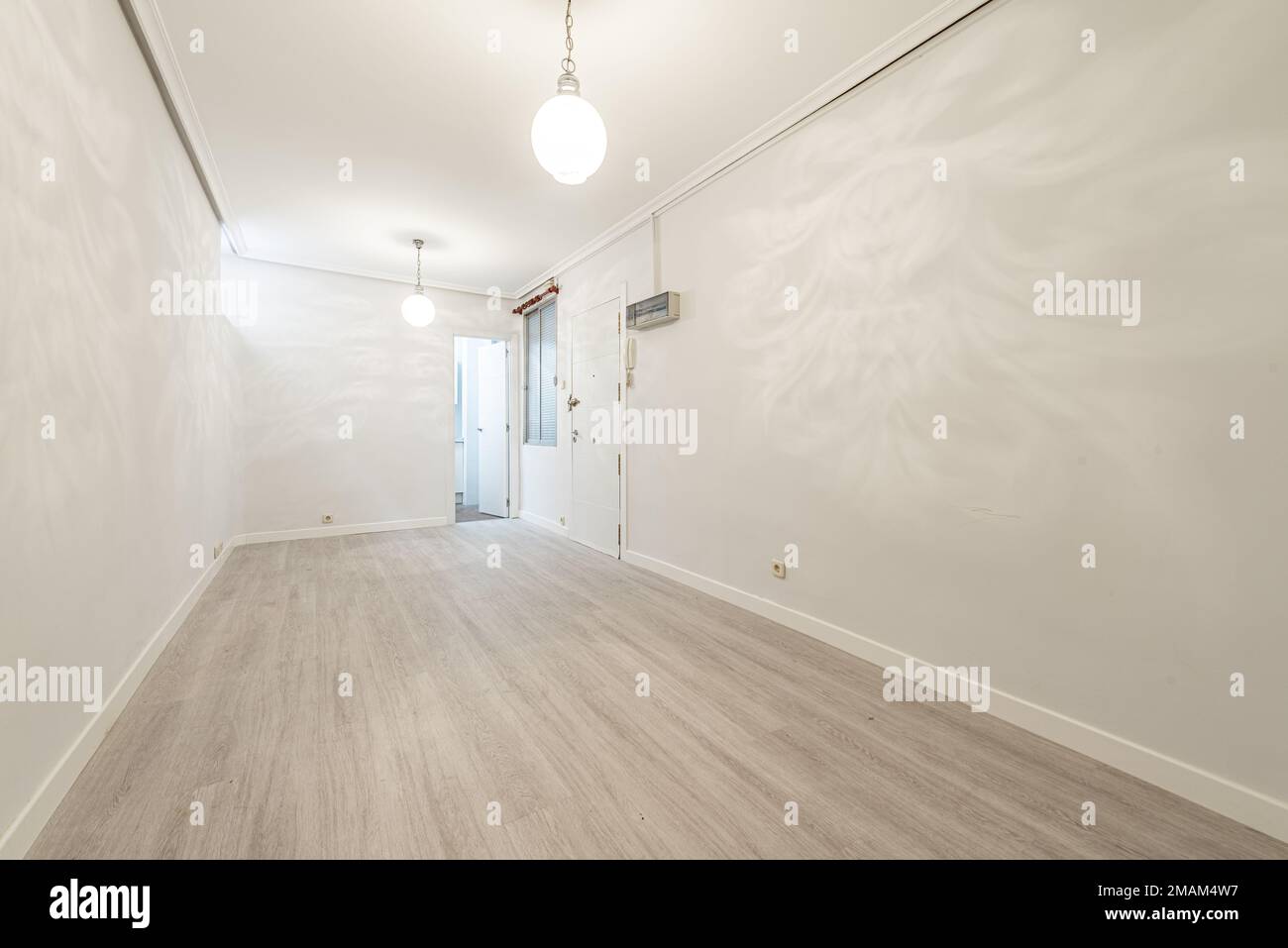 Salle de séjour et hall d'une maison vide avec plafonds avec moulures ...