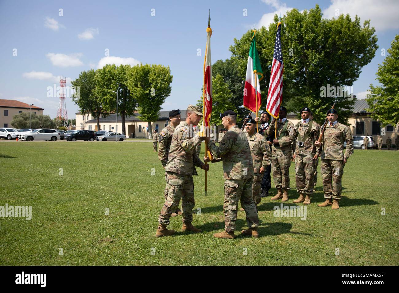 Le lieutenant-colonel John Baker, commandant sortant du quartier ...