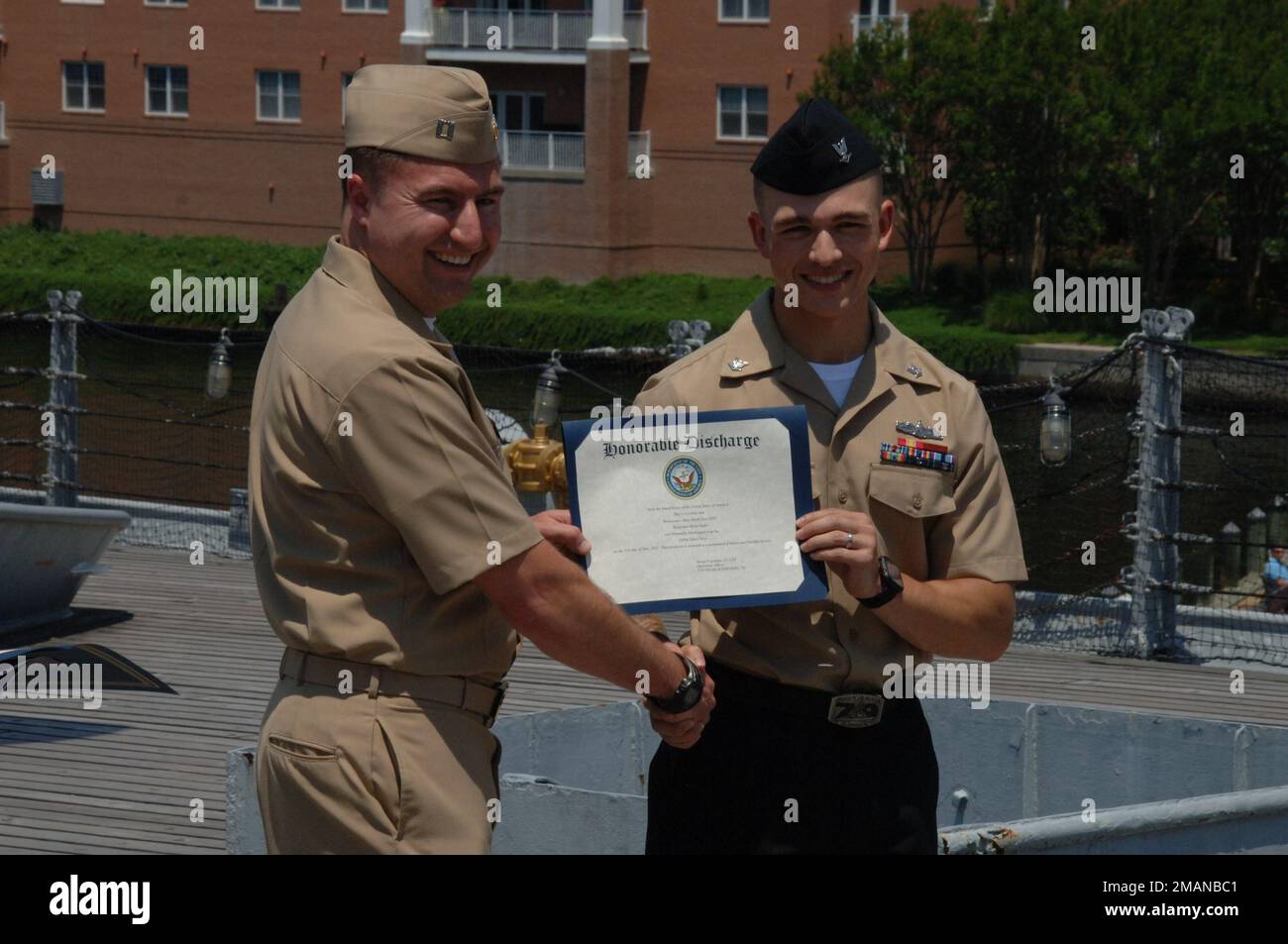 BM3(SW) Benjamin Rader, affecté à l'USS Oscar Austin (DDG-79), se ...
