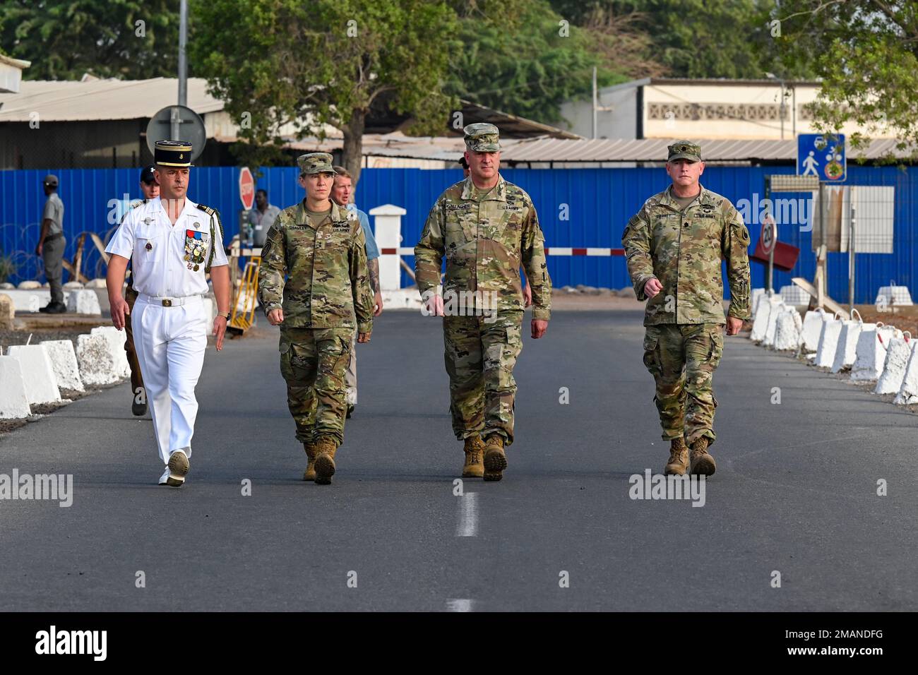 (De gauche à droite) Colonel français Sébastien Botheron, commandant du ...