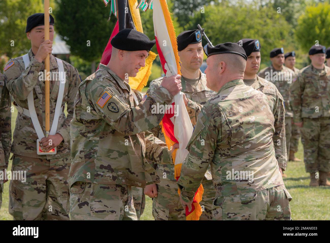 Col. Lt. Richard W. Gibson, à gauche, commandant entrant du quartier ...