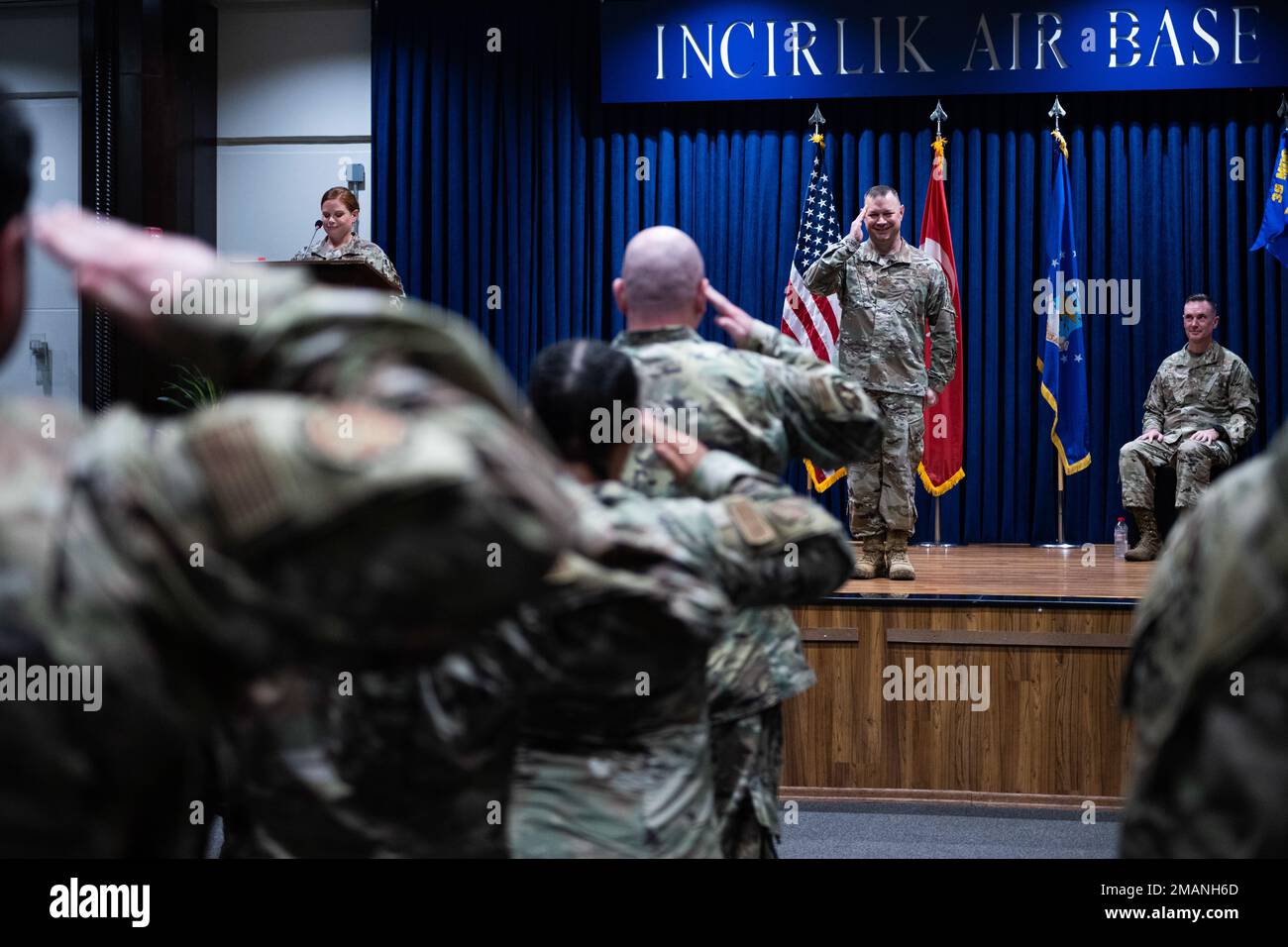 Le colonel Christopher Kelly, commandant sortant de l'escadron de ...