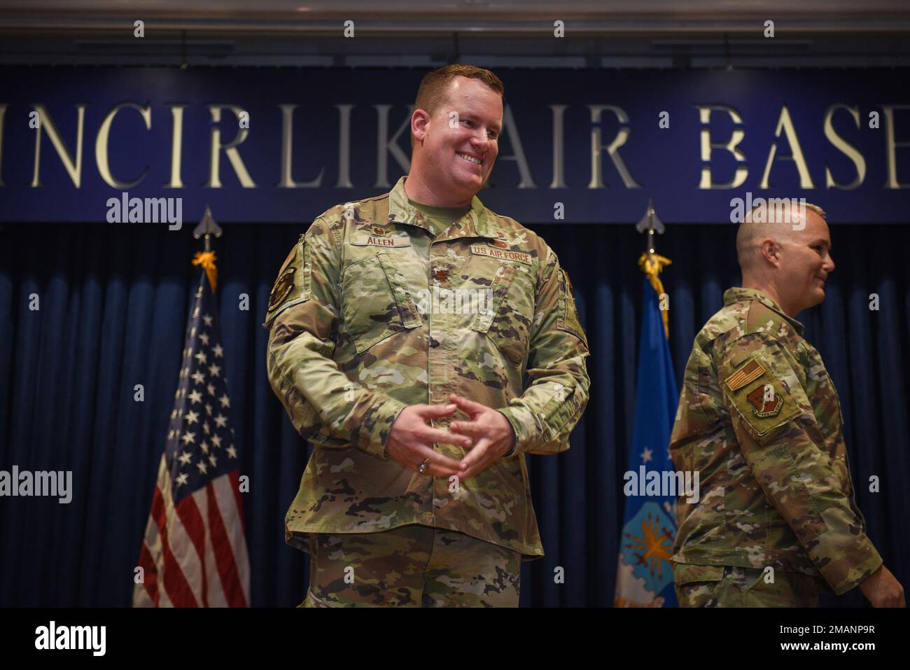 Le Maj Jeffrey Allen, commandant entrant de l'escadron de maintenance ...
