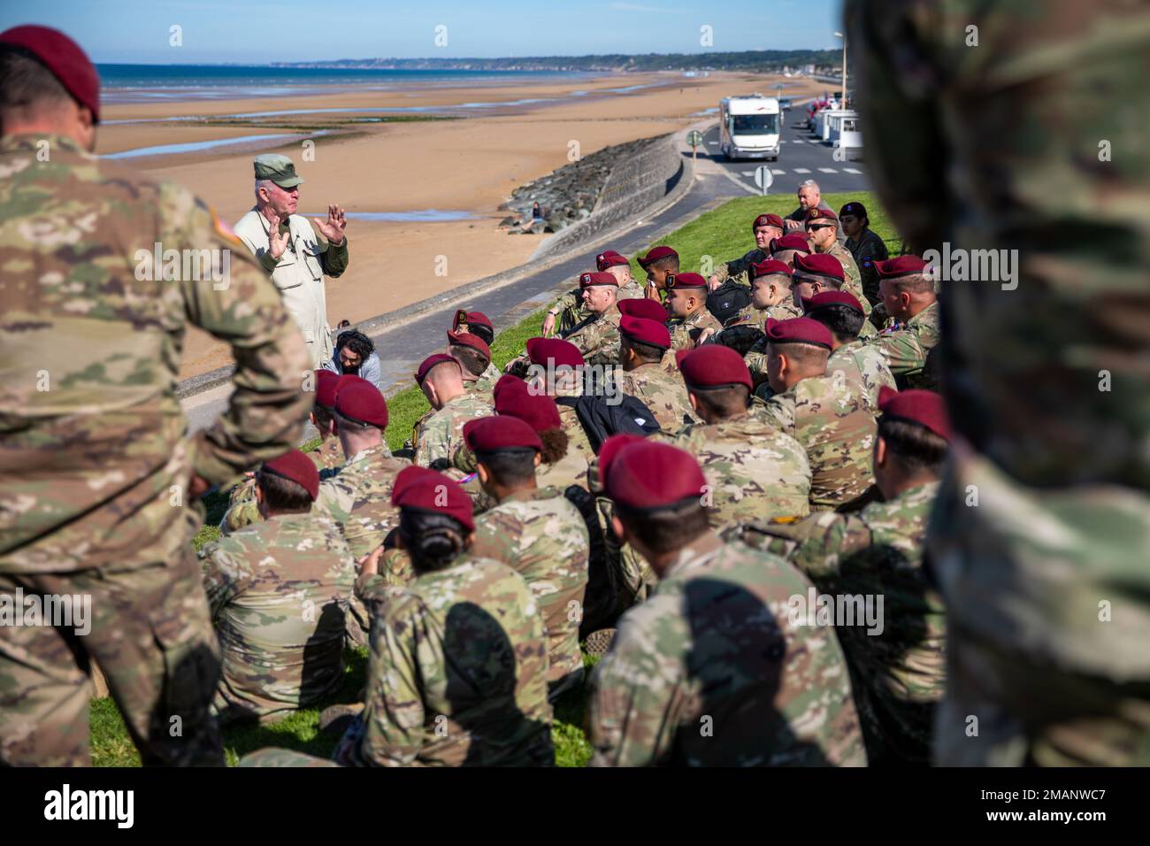Les soldats écoutent Keith Nightingale parler de la bataille de ...