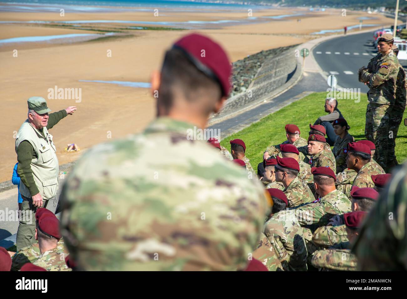 Les soldats écoutent Keith Nightingale parler de la bataille de ...