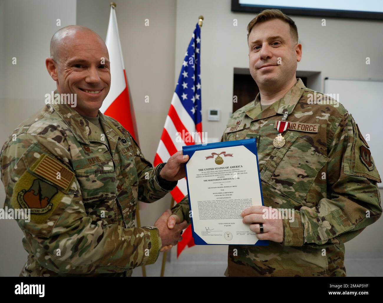 ÉTATS-UNIS Le colonel de la Force aérienne, Justin Dupuis, à gauche ...