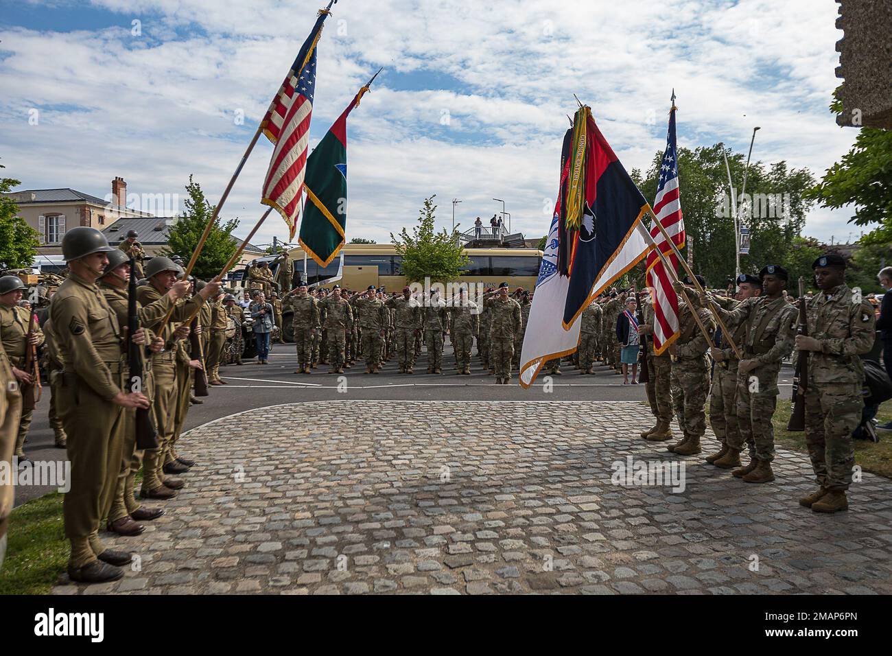 Les gardes de couleurs rendent hommage lors de l'hymne national des États-Unis d'Amérique et de ...
