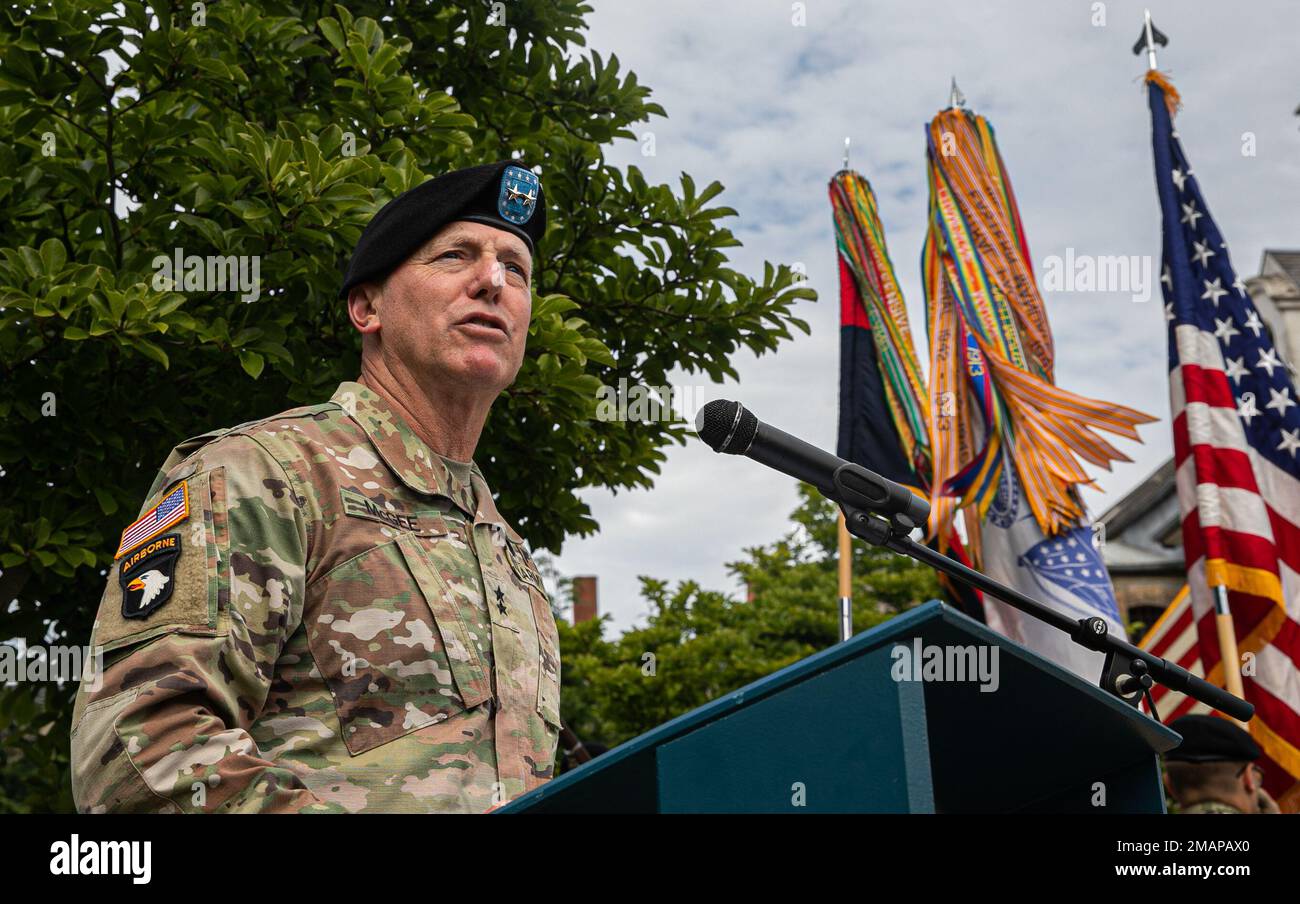 ÉTATS-UNIS Le général de division Joseph McGee, commandant général de la Division aéroportée de ...