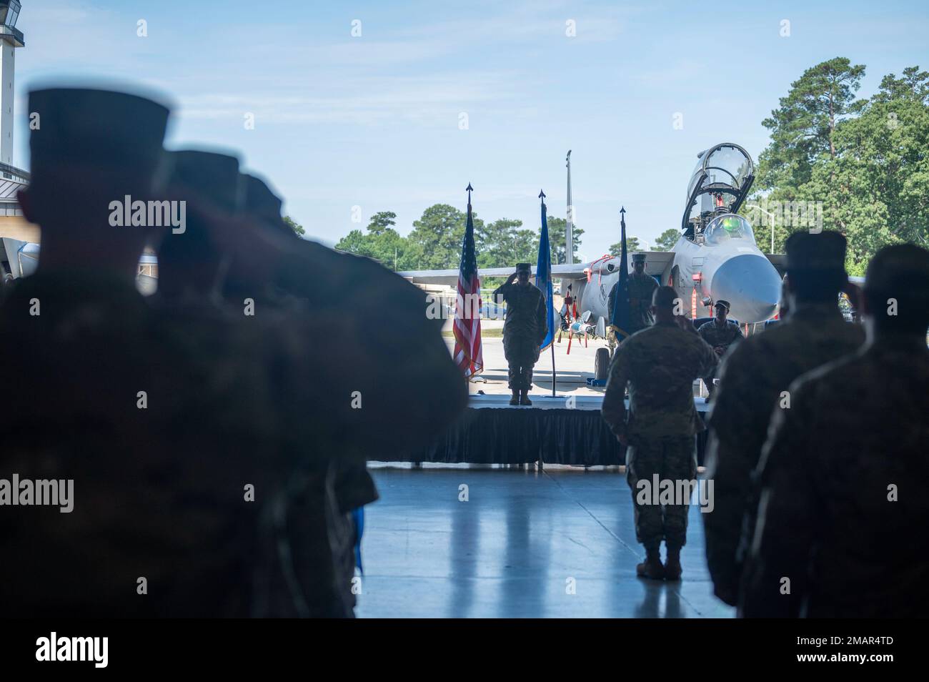 Le colonel Kathryn Roman, commandant entrant du groupe de maintenance ...