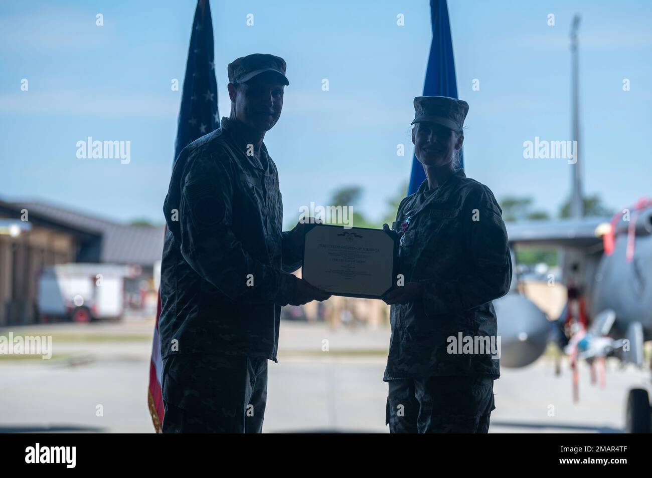 Le colonel Lucas Teel, commandant de l'escadre de chasse 4th, remet le ...